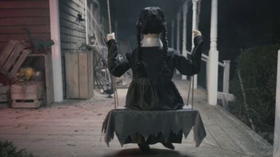 3.5 Ft Menacing Molly Animatronic - Spirithalloween.com